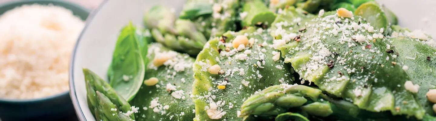 Raviolis maison aux épinards, légumes verts et parmesan - Recette au ...