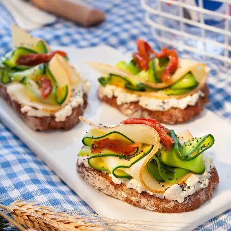 Toast tomate, courgette et fromage - Recette au fromage
