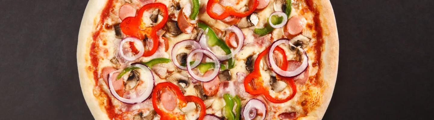 Pizza basque aux poivrons et fromage de brebis - Recette au fromage