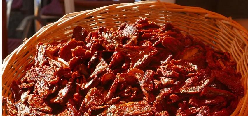 D'où vient la couleur rouge de certains fromages