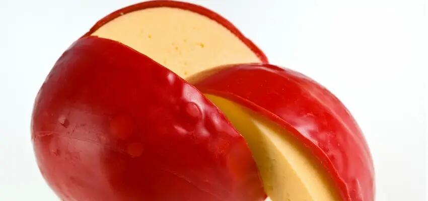 D'où vient la couleur rouge de certains fromages
