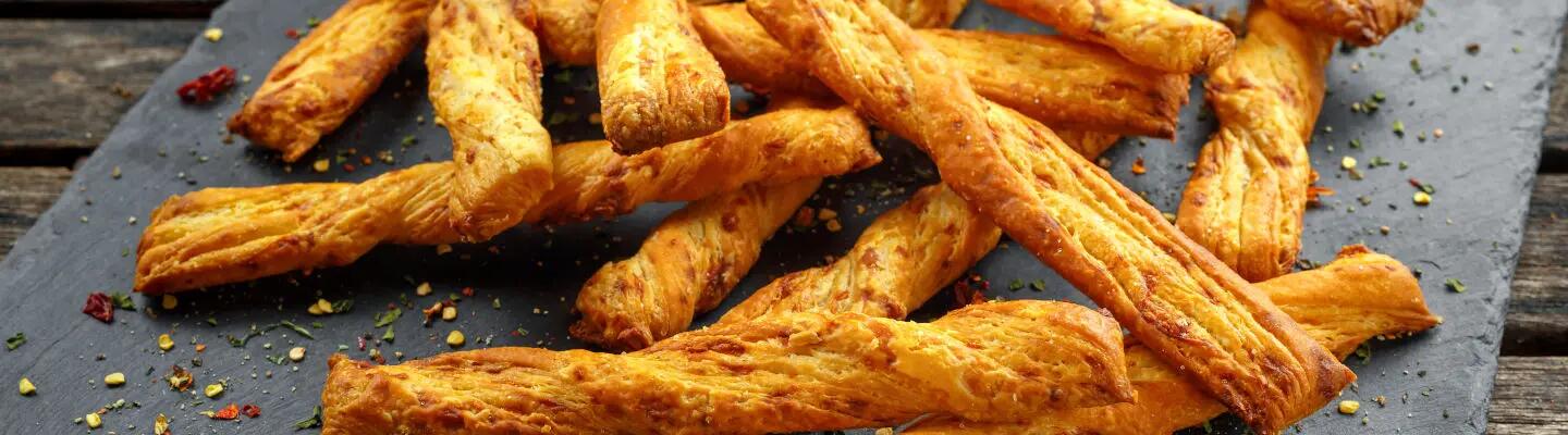 Flûtes feuilletées apéritives au fromage et aux graines - Recette au ...